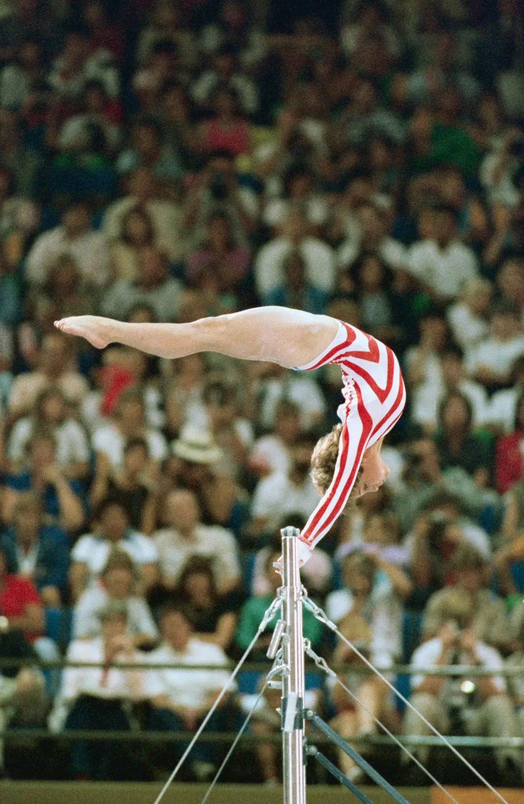 Mary Lou Retton ag feidhmiú ar na barraí míchothroma i Los Angeles