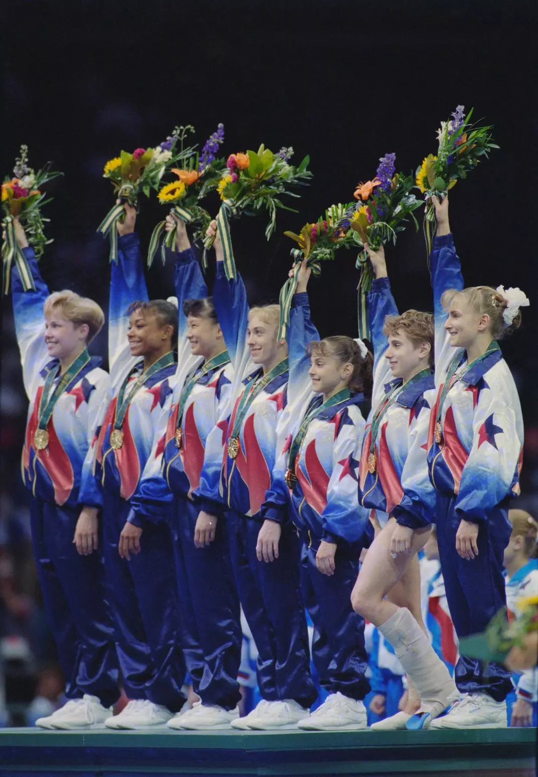 Ekipa Magnificent Seven 1996, od leve proti desni: Amanda Borden, Dominique Dawes, Amy Chow, Jaycie Phelps, Dominique Moceanu, Kerri Strug in Shannon Miller