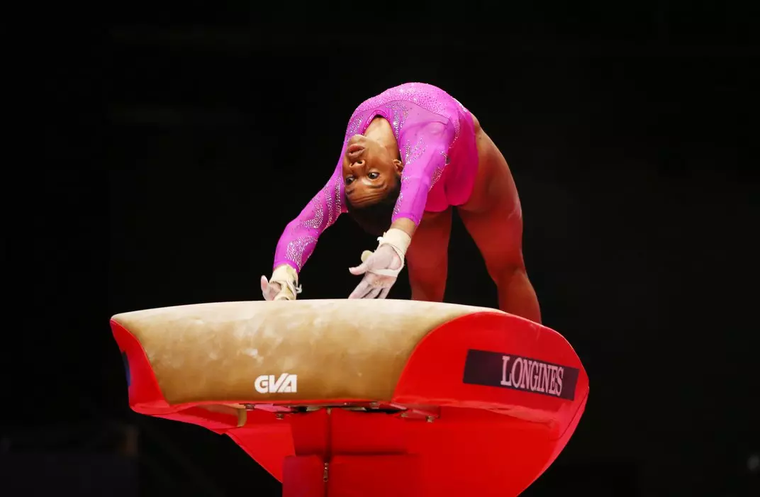 Gabby Douglas, la campeona general femenina de 2012, compite en la bóveda durante el Campeonato Mundial de Gimnasia Artística de 2015 en Glasgow, Escocia.