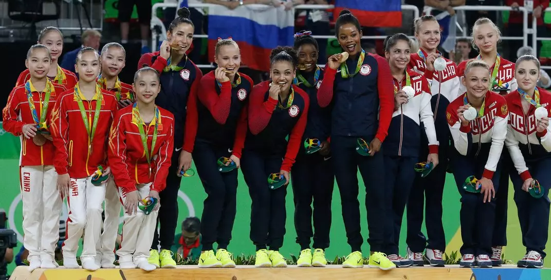 El equipo femenino de EE. UU. (centro) ganó el oro en los Juegos Olímpicos de Río 2016.