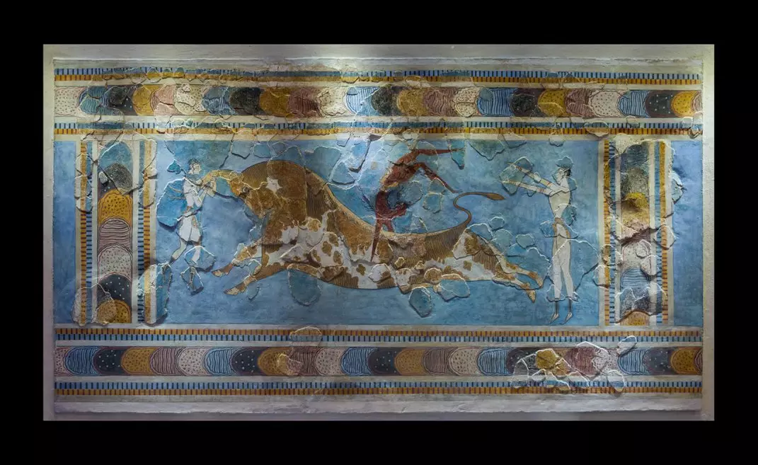 Questo XV secolo a.E.V. l'affresco raffigura tre individui che saltano su un toro in un modo che ricorda le volte moderne.