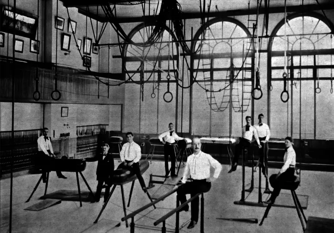 la sala de gimnasia de Turner Hall en Milwaukee, c. mil novecientos