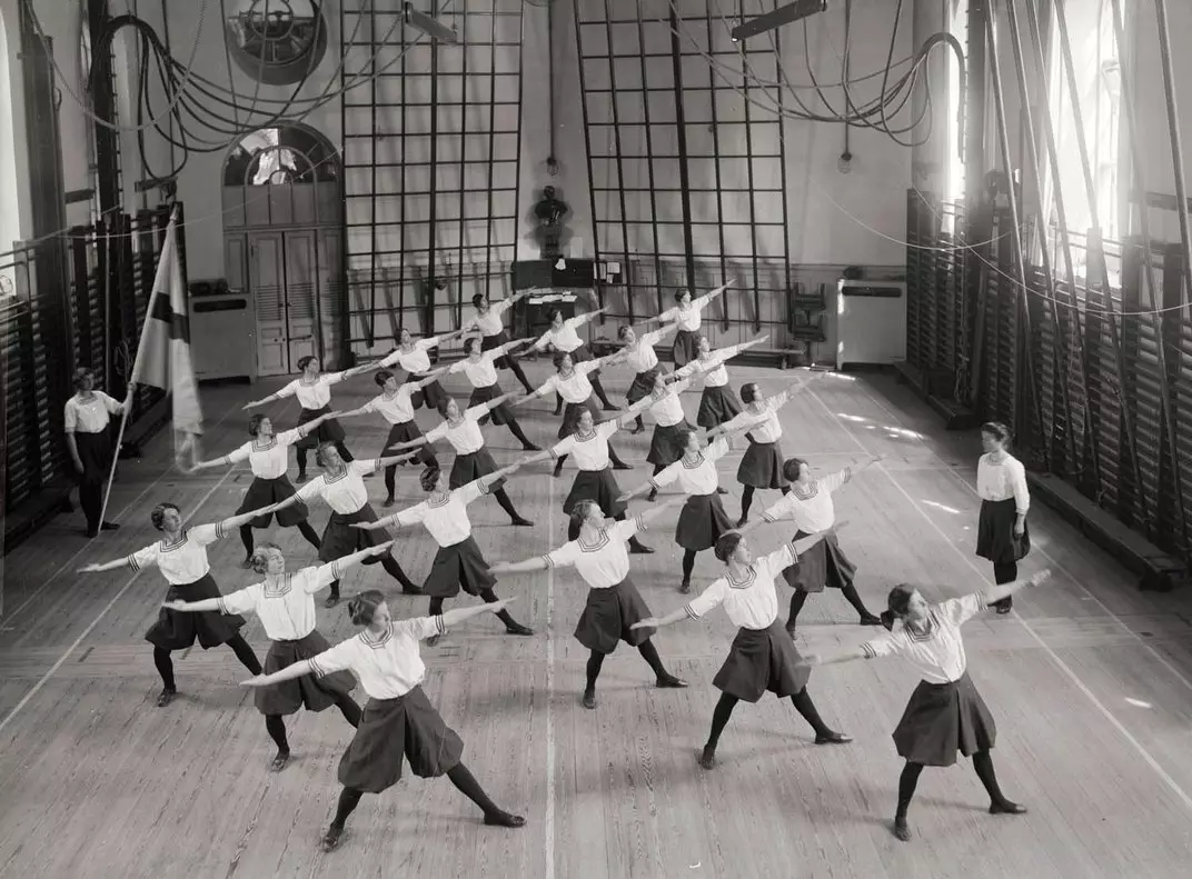 Clase de gimnasia de principios del siglo XX en Estocolmo, Suecia