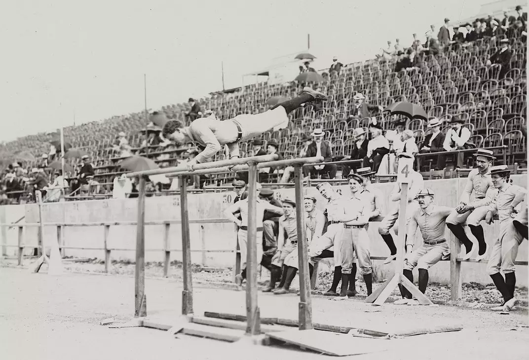 1904-nji ýylda “Turnverein” gimnastika ýaryşynda paralel barlarda çykyş edýän türgen