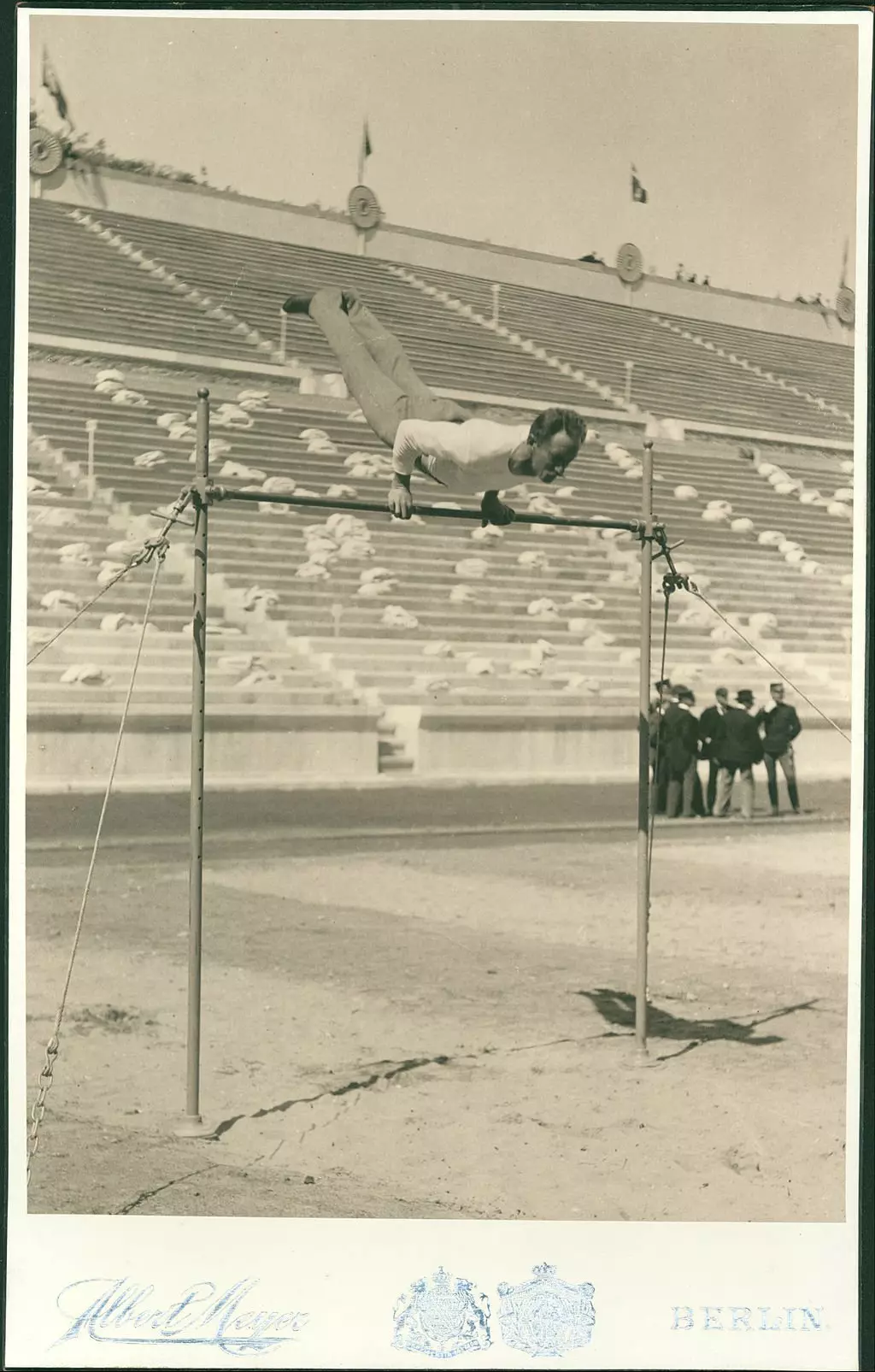 Mwanariadha wa Ujerumani Herman Weingartner, bingwa wa baa mlalo, akitumbuiza kwenye Olimpiki ya 1896