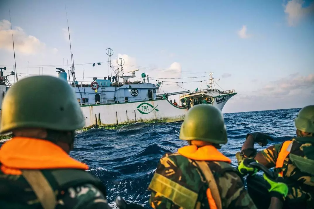 Jakten på de moderna piraterna som stjäl miljontals ton fisk från havet 23303_11