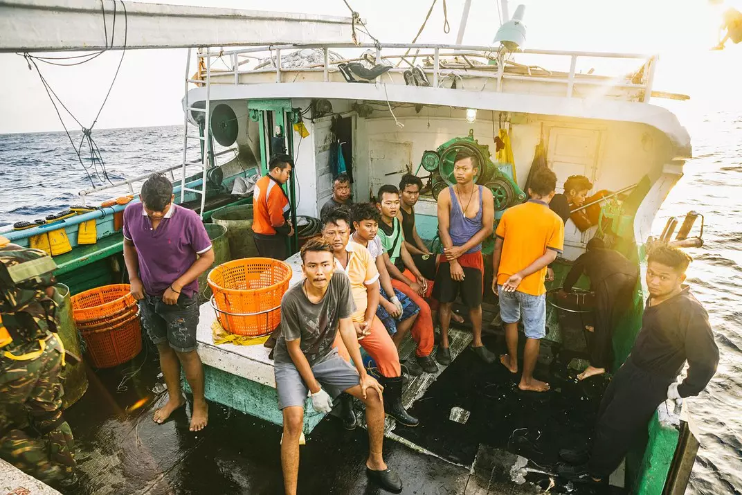 De jacht op de hedendaagse piraten die miljoenen tonnen vis uit de zee stelen 23303_13