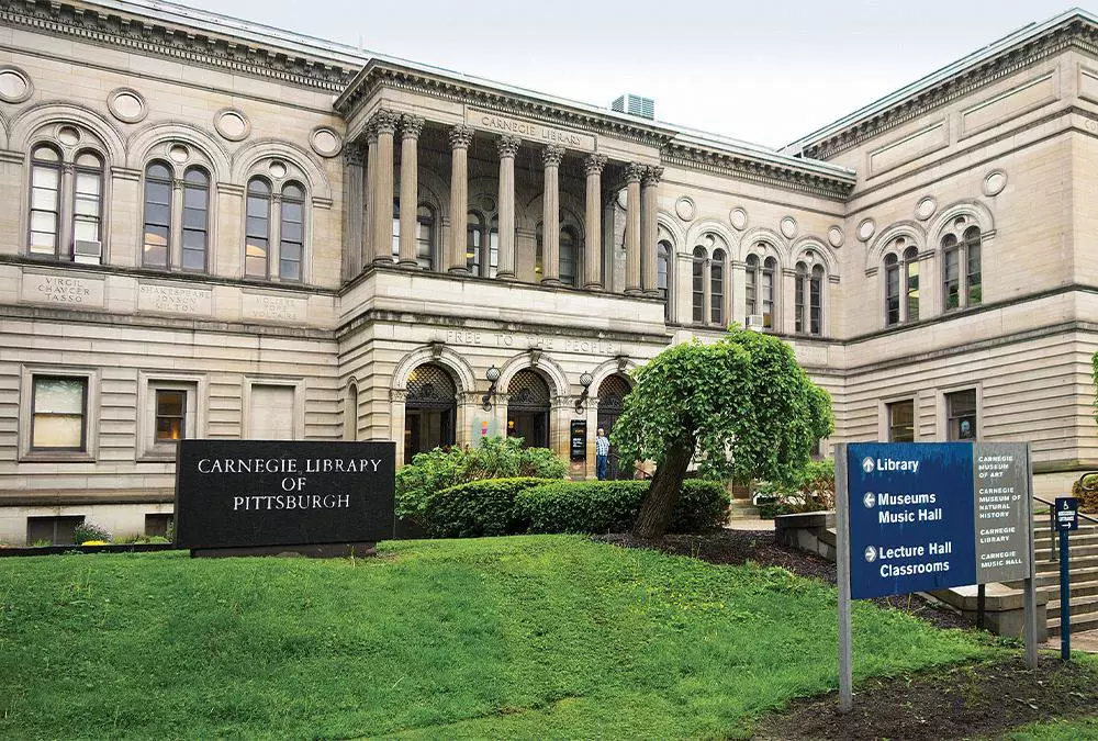 Carnegie Library of Pittsburgh öppnade 1895 som ett av de första av över 1 600 bibliotek som industrimannen byggde upp i USA.