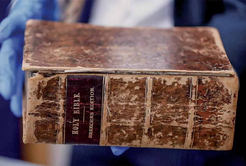 Bible 1615, dicuri oleh Priore dari Perpustakaan Carnegie di Pittsburgh pada 1990-an dan dijual kepada Muzium Pilgrim Amerika di Belanda.