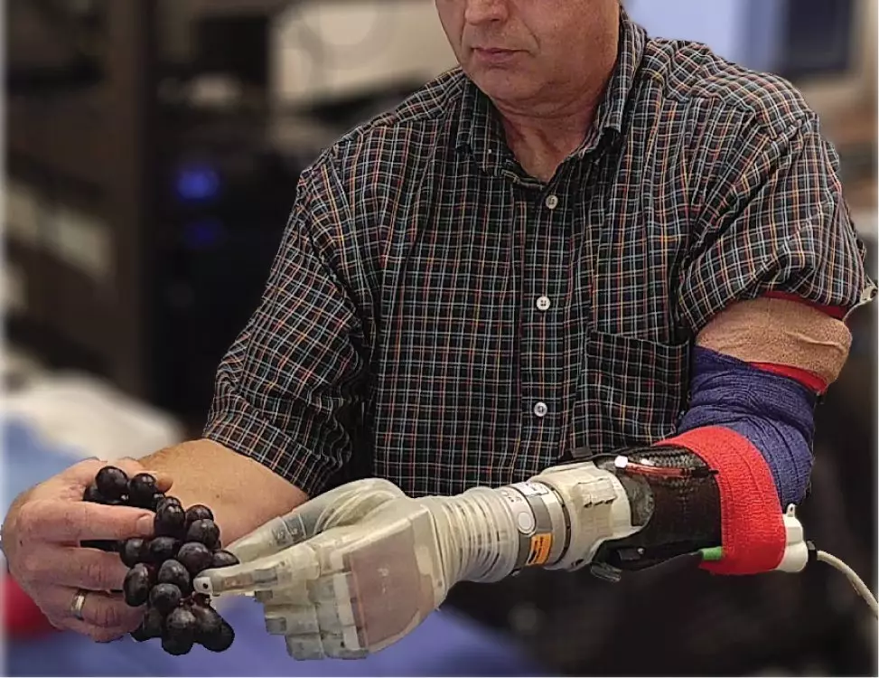 Robotic Hand აღადგენს მფლობელს შეხების გრძნობას