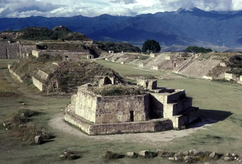 Monte Albán plaza nagusia, Oaxaca Haranean. J eraikina