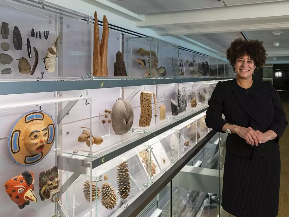 Smithsonians National Museum of Natural History ønsker velkommen til sin nye leder for utdanning, oppsøkende og besøksopplevelse, Carla Easter. (James Di Loreto, Smithsonian Institution)