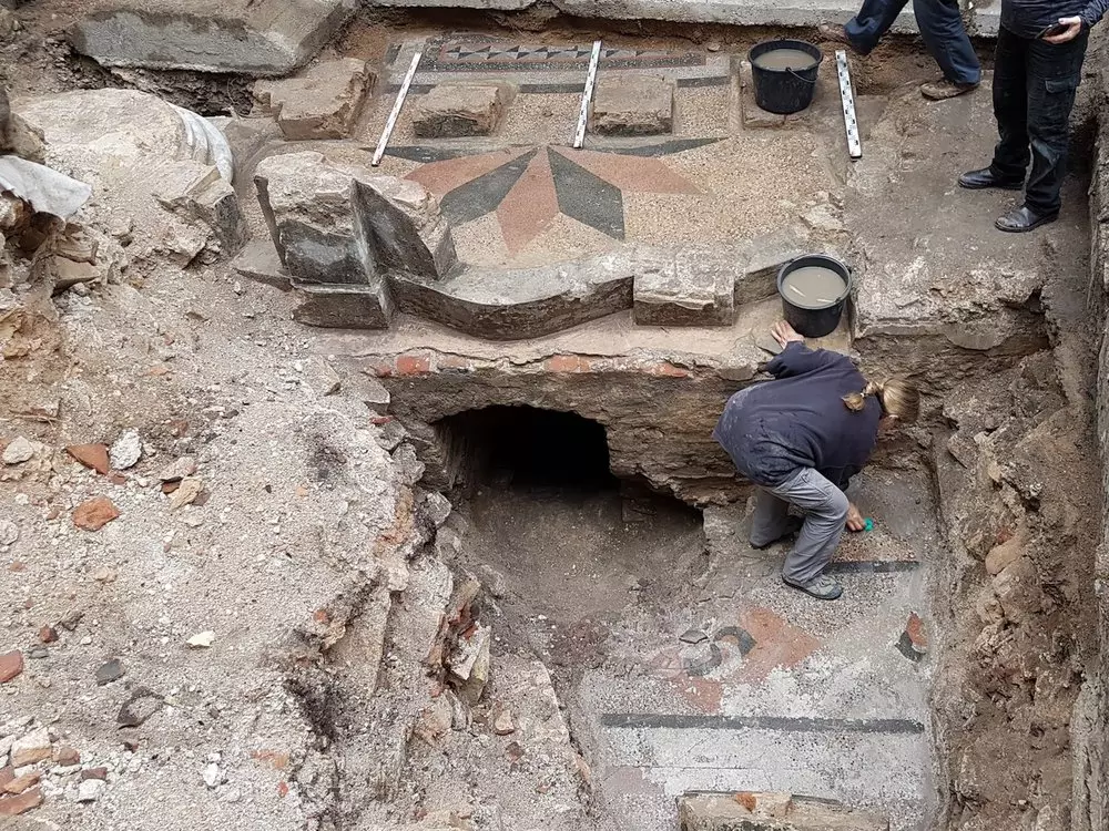 Hebräesch Inscriptioun entsteet aus Ruine vun der grousser Synagog vu Vilna