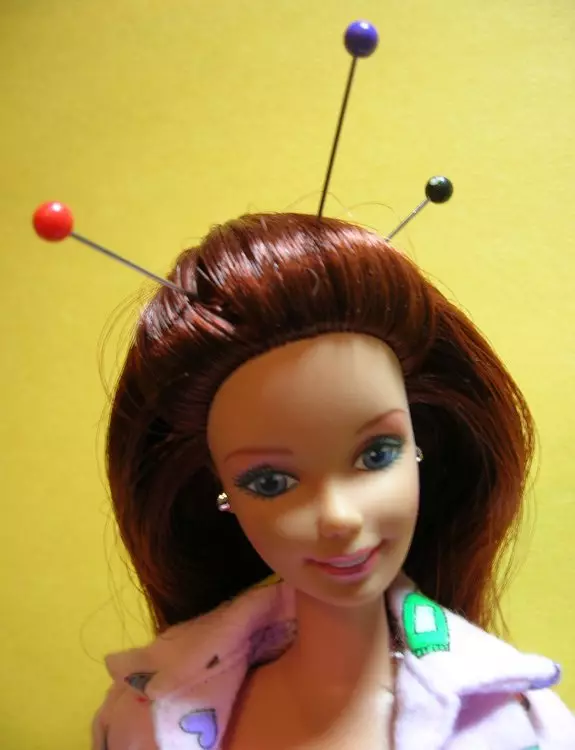 I-acupuncture U-Barbie ukhathazwa ziintlungu ezingapheliyo.