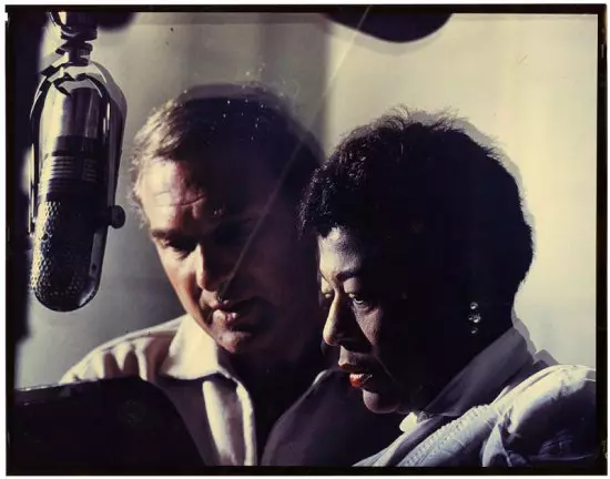 Norman Granz און Ella Fitzgerald ביי אַ מיקראָפאָן, 1950. (Ella Fitzerald Papers, NMAH Archives Center)