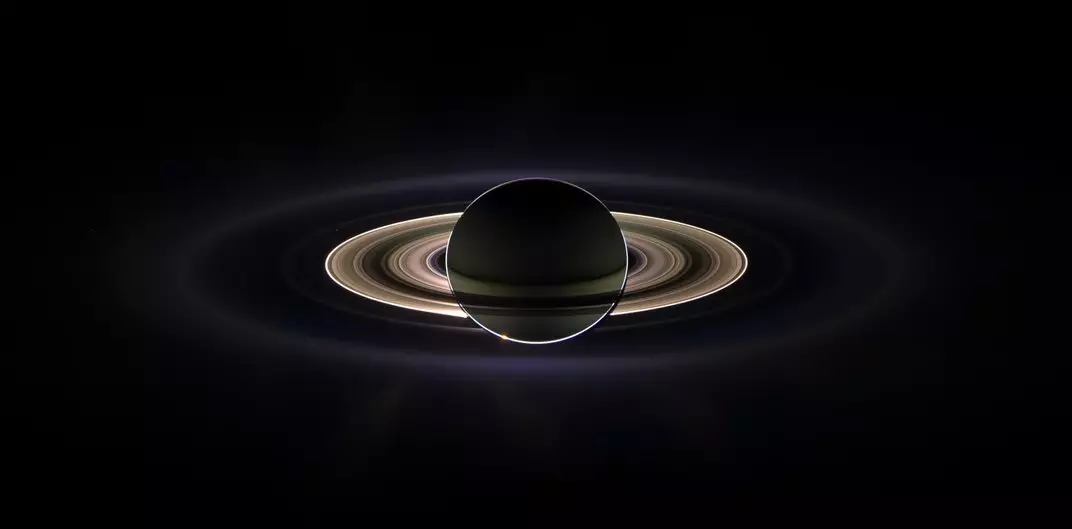 Сатурн күләгәсендә