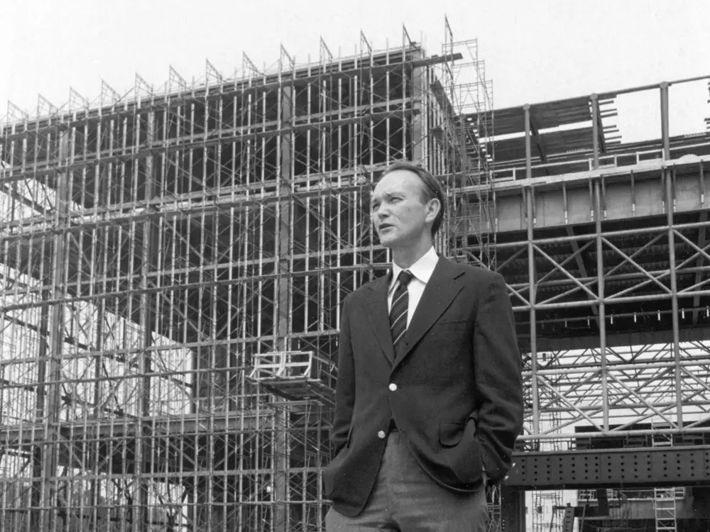 Muuseumi kolmas direktor Michael Collins seisab 1974. aasta juulis uue riikliku õhu- ja kosmosemuuseumi terasskeleti ees.