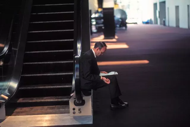 Michael Collins sitter på kanten av en rulletrapp