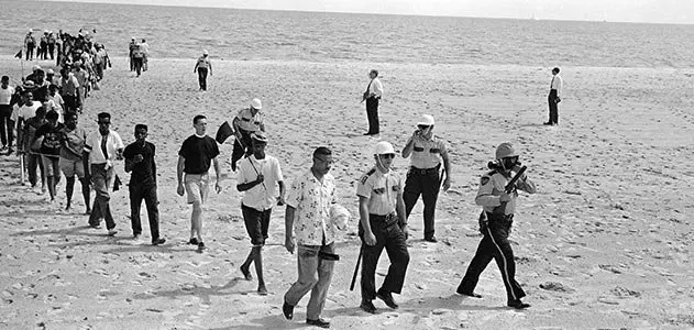 Juodai balti demonstrantai Biloksi paplūdimyje