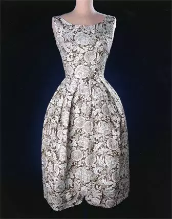 Tyto elegantní šaty ušila paní G. R. (Dorothy) Overal z Caldwell, Kansas, v roce 1959.