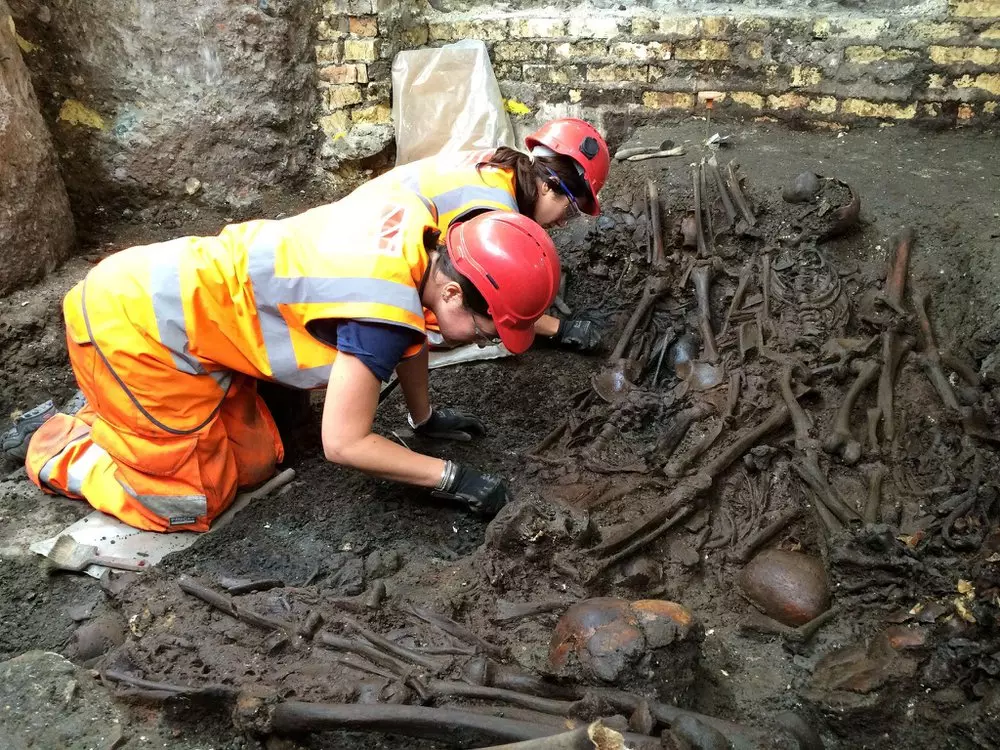 Crossrail 리버풀 스트리트 사이트에서 1665년에 의심되는 대 역병 구덩이가 발견되었습니다.