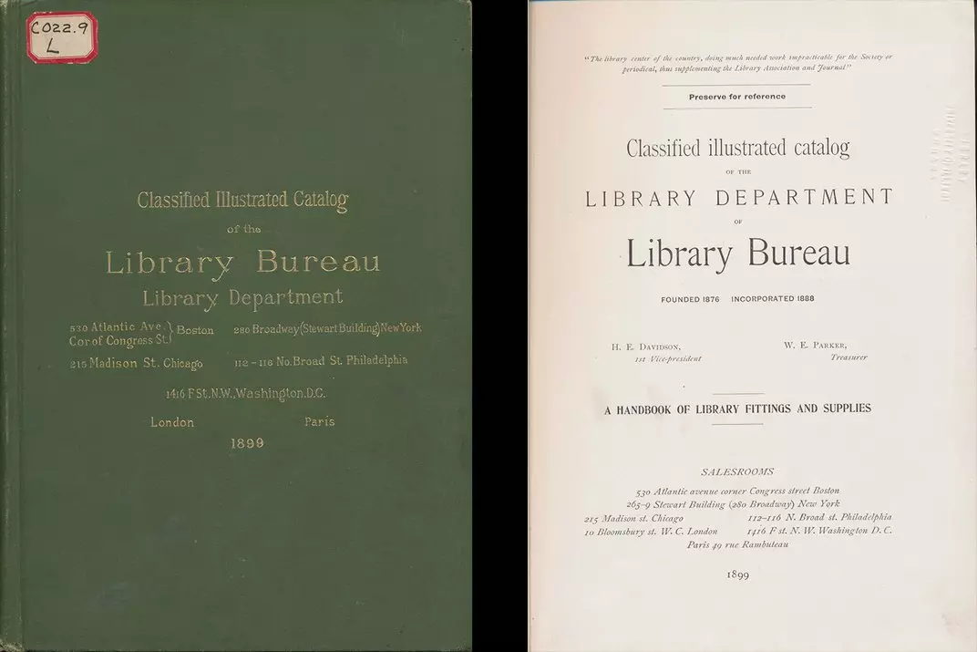 Side ved side bilder av grønt biblioteksforsyningskatalogomslag og tittelside.