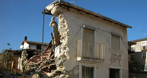 Gempa 6 April 2009 di Italia menghancurkan banyak bangunan, baru dan lama.