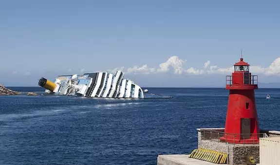 Verongelukte Costa Concordia sit steeds in die water in Italië