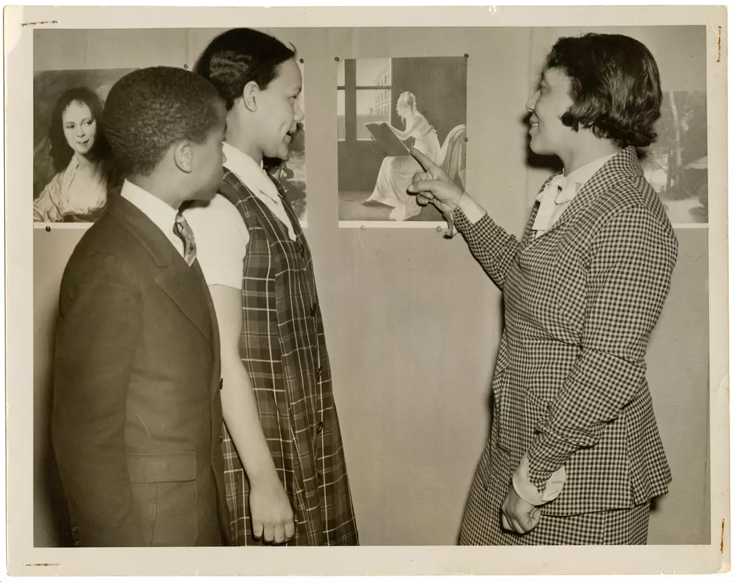 Alma Thomas med två studenter vid Howard University Art Gallery, 1928