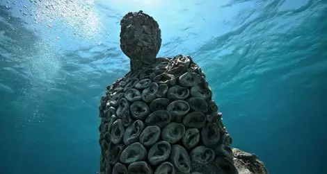 Tanan nga Dalunggan! Usa ka Underwater Sculpture nga Maminaw