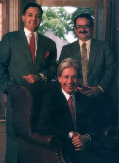 Trīs vīrieši uzvalkos
