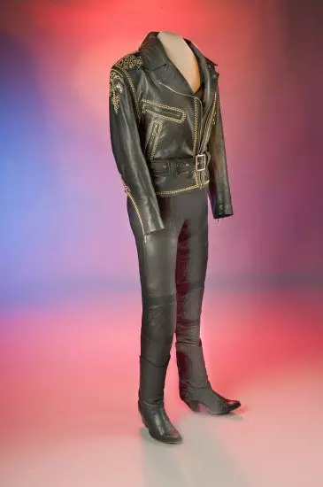Ādas bikses un jaka, kas uzstādīta uz manekena