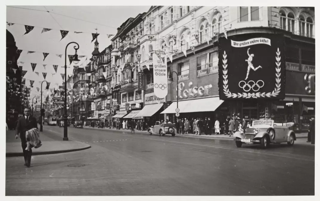 Pogled na berlinsko ulico med poletnimi olimpijskimi igrami 1936