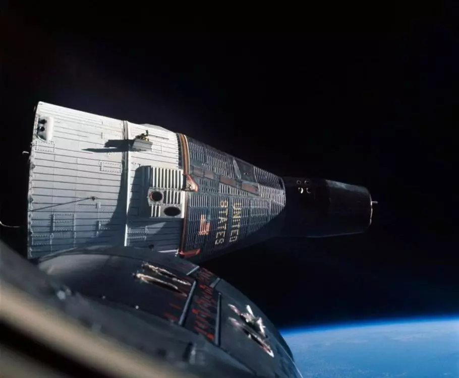 Pandangan Gemini VII dari VI-A pada Disember 1965 ini menunjukkan konfigurasi orbit kapal angkasa.