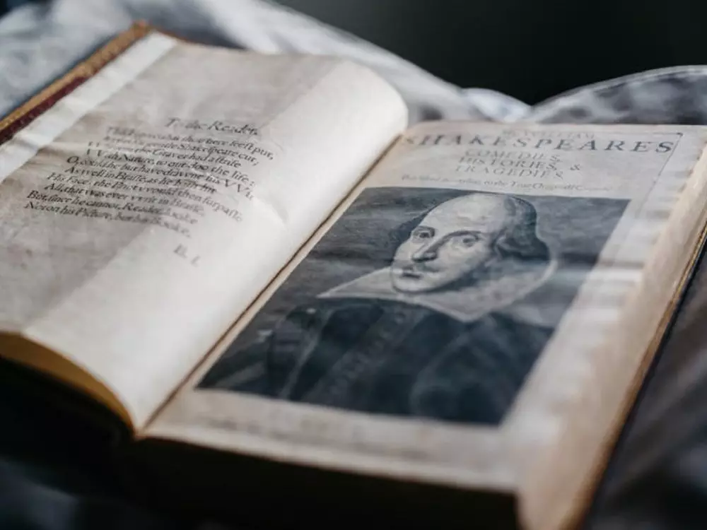 Отворена књига са илустрацијом Шекспира на десној страни