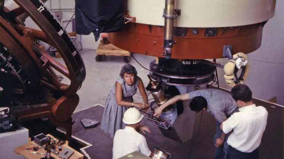 Sina Vera Rubin at Kent Ford (white hat) ay nagse-set up ng kanilang image tube spectrograph sa Lowell Observatory sa Flagstaff, Arizona. (Larawan: ANG CARNEGIE INSTITUTION FOR SCIENCE)