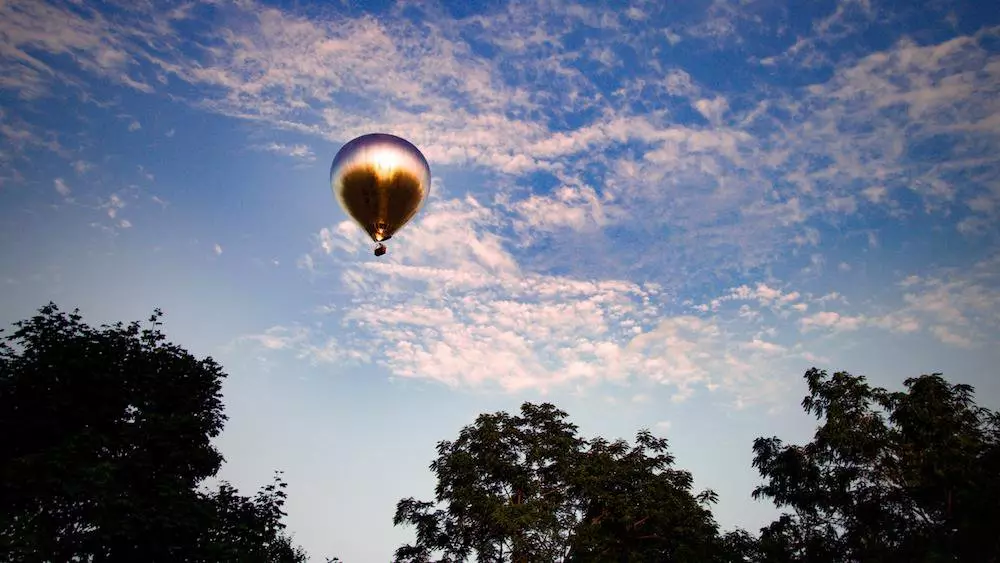 Usa ka Giant, Mirrored Hot Air Balloon Karon Nagbiyahe Sa Massachusetts