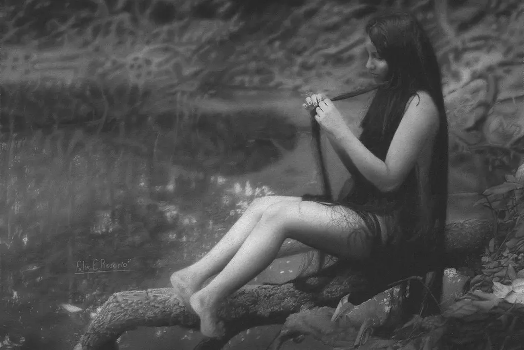 Foto bardh e zi, vizatim realist i një gruaje që përdredh flokët e saj të gjatë, e ulur në një rrënjë peme. Këmbët e saj janë mbrapa në thembra.