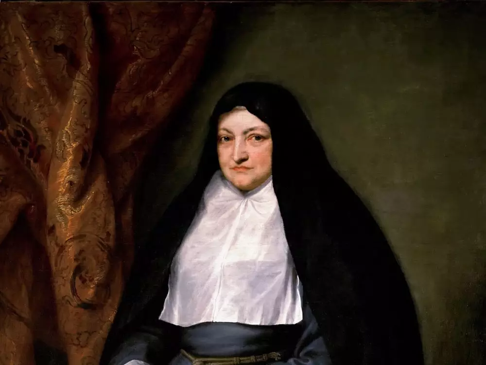 Portrét staršej bielej ženy oblečenej v jednoduchých čiernobielych smútočných šatách, držiacej čiernu vlečku uviazanú okolo pása