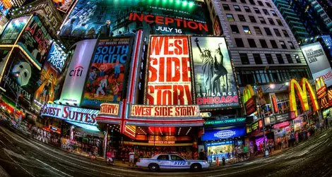 Te midden van Broadway's musicals is er een beetje eten te vinden. Times Square Fisheye.