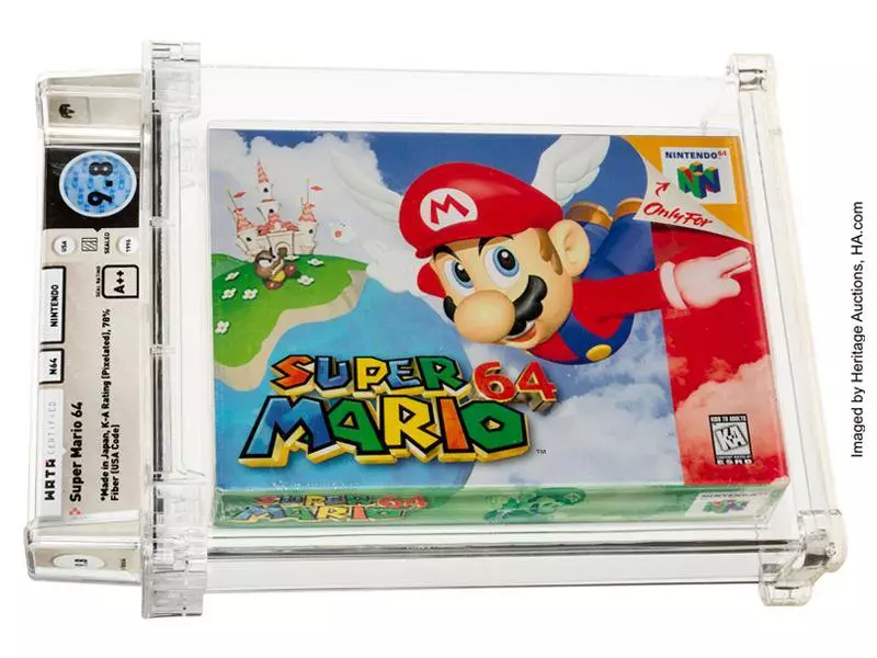 Una cartuccia per videogiochi nella confezione originale, con SUPER MARIO e Mario che cadono dal cielo sulla parte anteriore, racchiusa in plastica protettiva ed etichettata con il suo voto