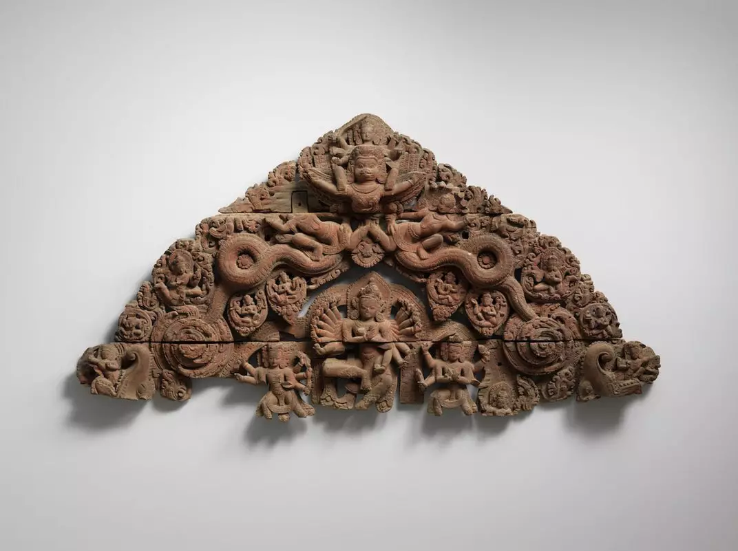 Budist figürlerin bir taş parçası kabartması
