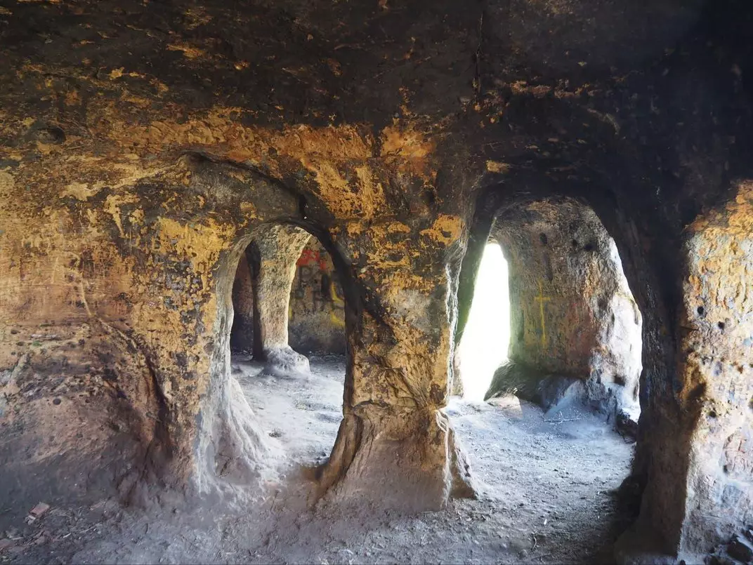 Tampilan interior gua tempat tinggal