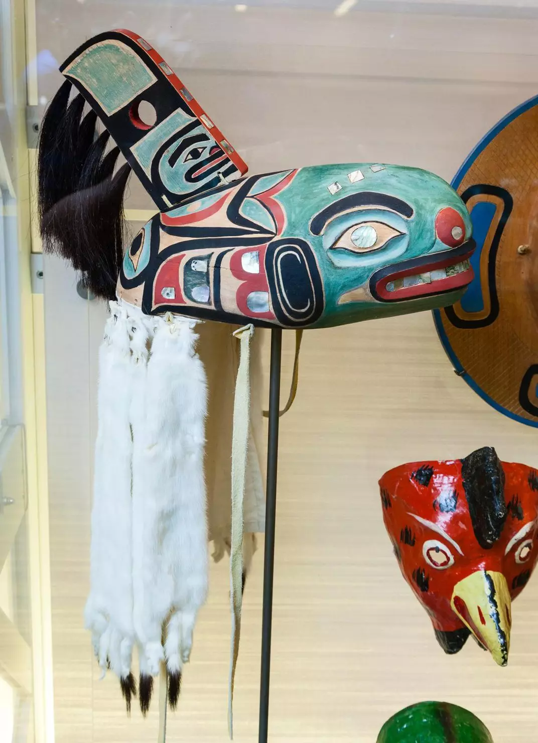 Denna kopia av en Tlingit-späckhuggarhatt skapar en dialog om digitalisering
