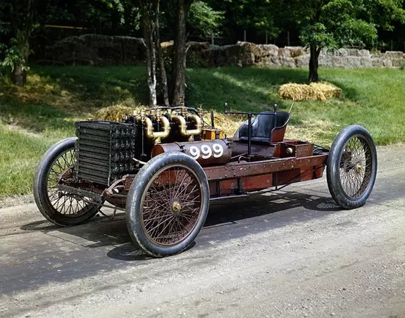 100 anni fa, Henry Ford sarebbe stato l'unico pilota sulla nuova autostrada 85 MPH del Texas