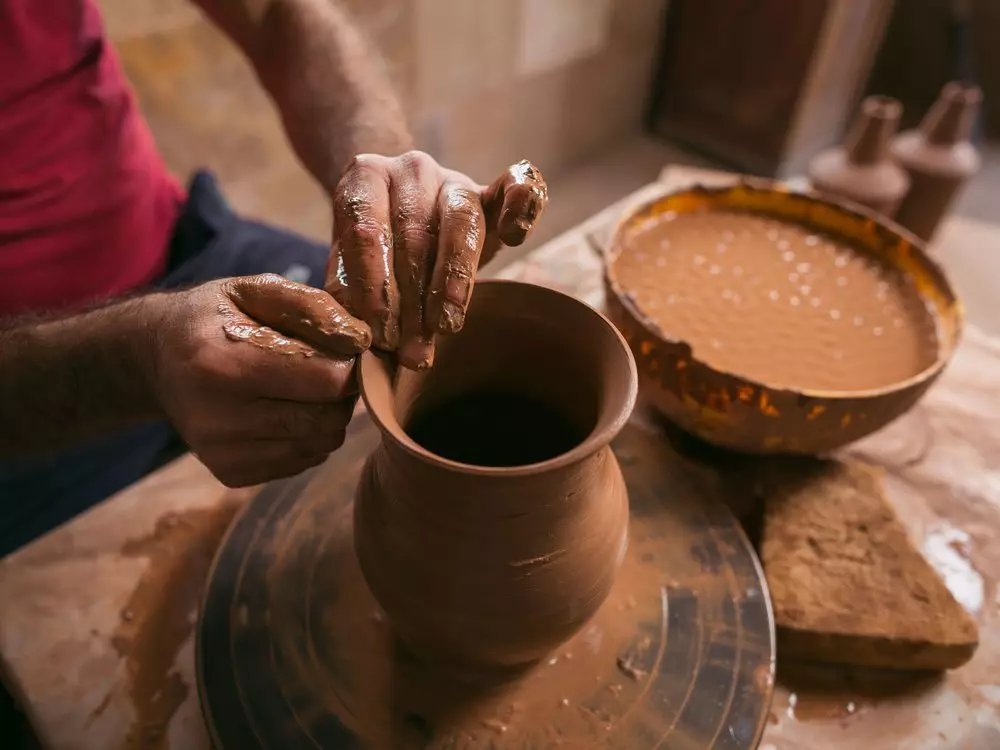 Vahagn bir kil testi üzerinde çalışıyor. (Fotoğraf: Narek Harutyunyan, Benim Ermenistan Programım)