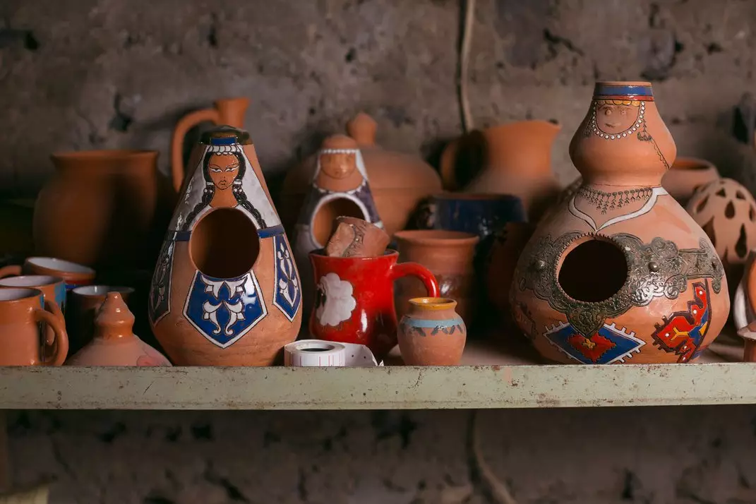 Una selección de algunos frascos de terracota están vidriados para que parezca que llevan un vestido tradicional armenio.