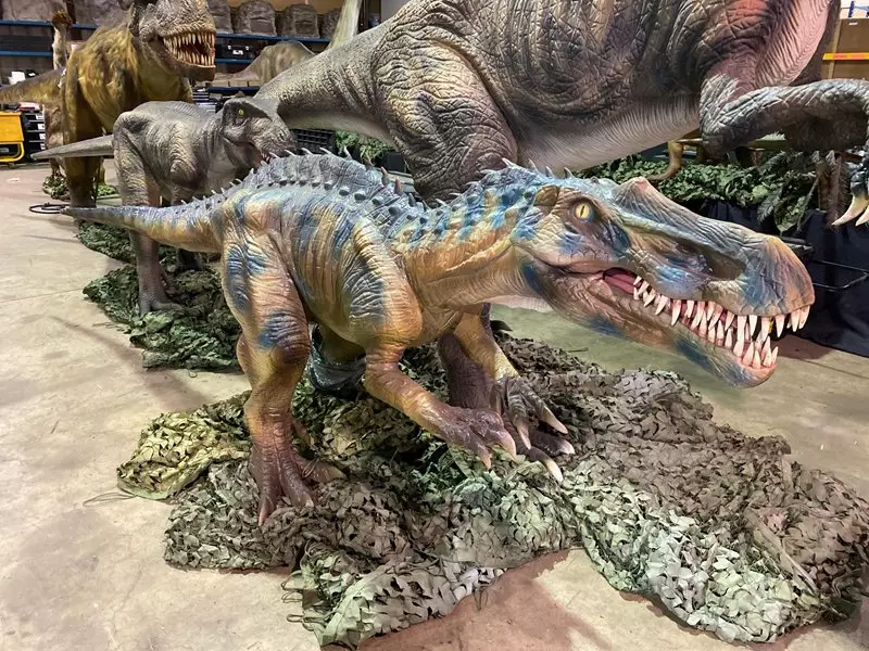 Ĉi tiuj Vivgrandaj, Animatronaj Dinosaŭroj iras al Novaj Hejmoj 24062_5