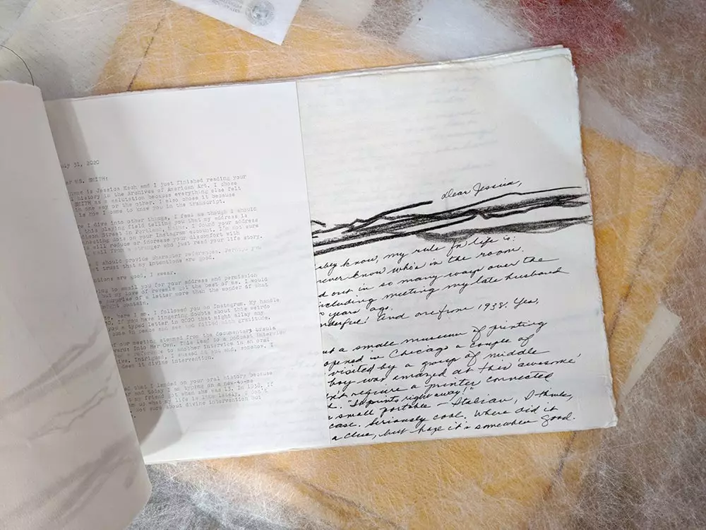 Buku seniman gawenan tangan sing kasusun saka gambar lan surat tulisan tangan sing digabung karo korespondensi sing diketik.
