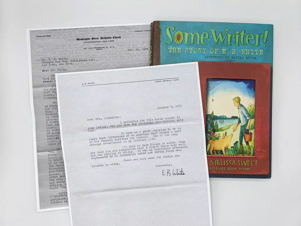 Fotokopi dua surat yang diketik dan sebuah buku dengan aransemen kipas.